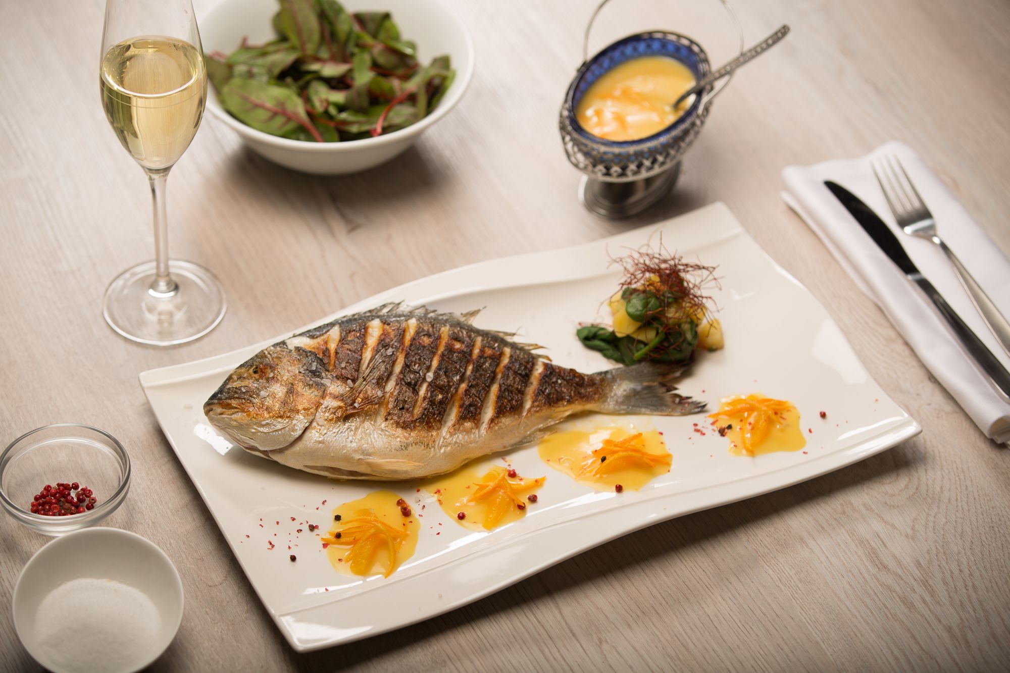 Sea bream in orange sauce » Cromaris